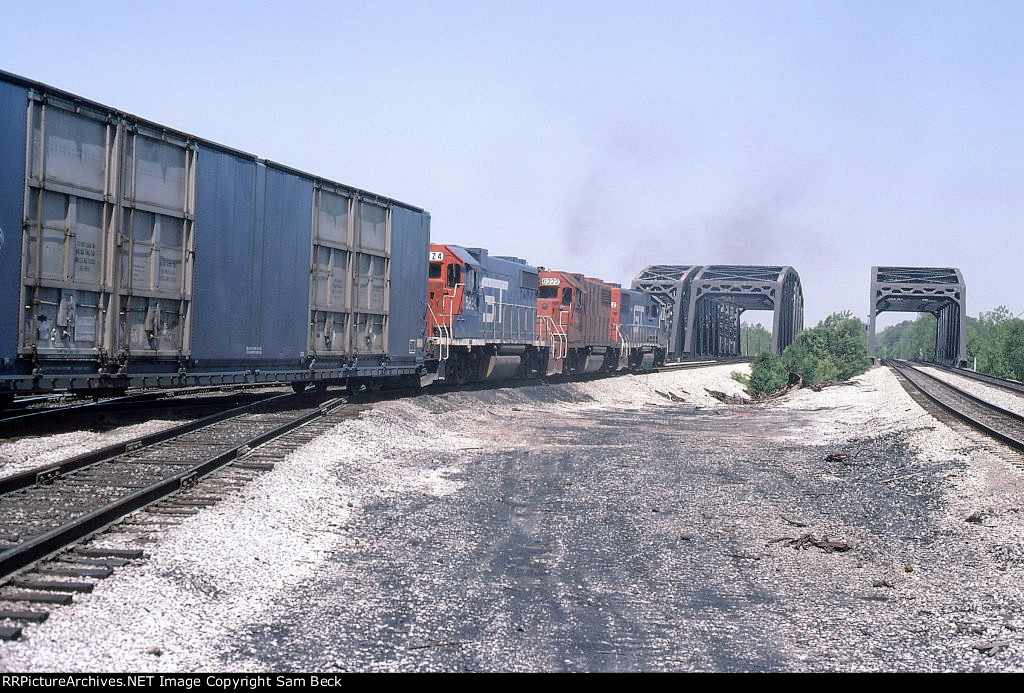 GTW 5824 and 6222 Northbound